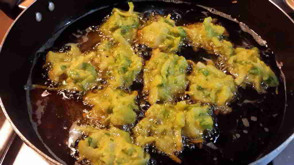 Crispy Pyaz Ka pakoda ( Onion Pakoda ) - FoodFlavor.in