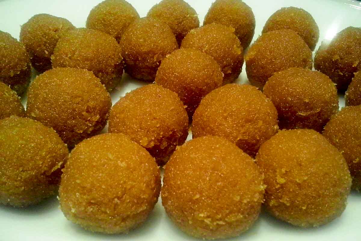 Nariyal Ke Laddoo ( Coconut Laddoo )